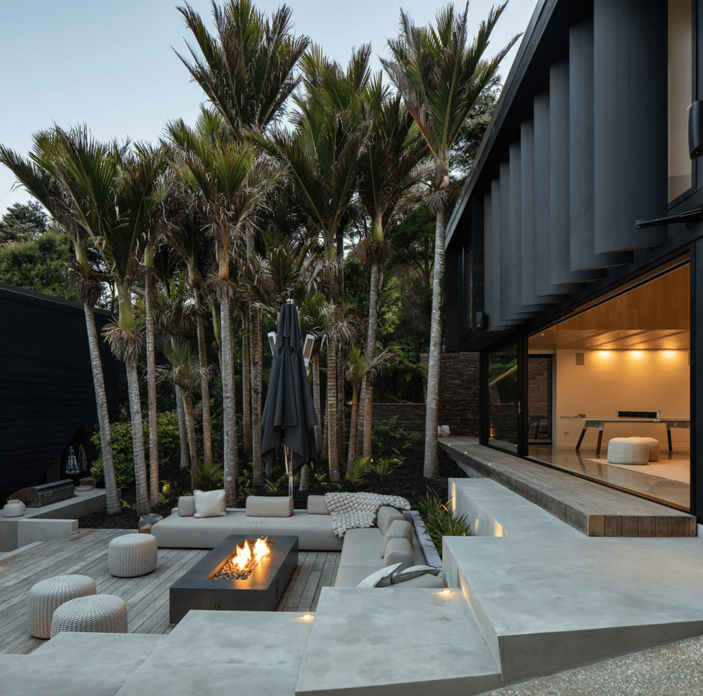 Waiheke House: integrating new and old through concrete forms - Peter Fell